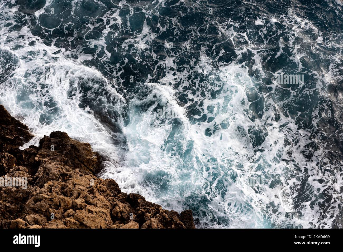 The top view of the ocean waves hitting the cliff Stock Photo - Alamy