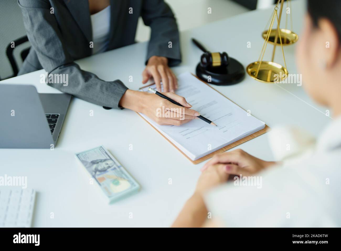 customers read important documents before signing signatures Stock ... customers read important documents before signing signatures Stock ...