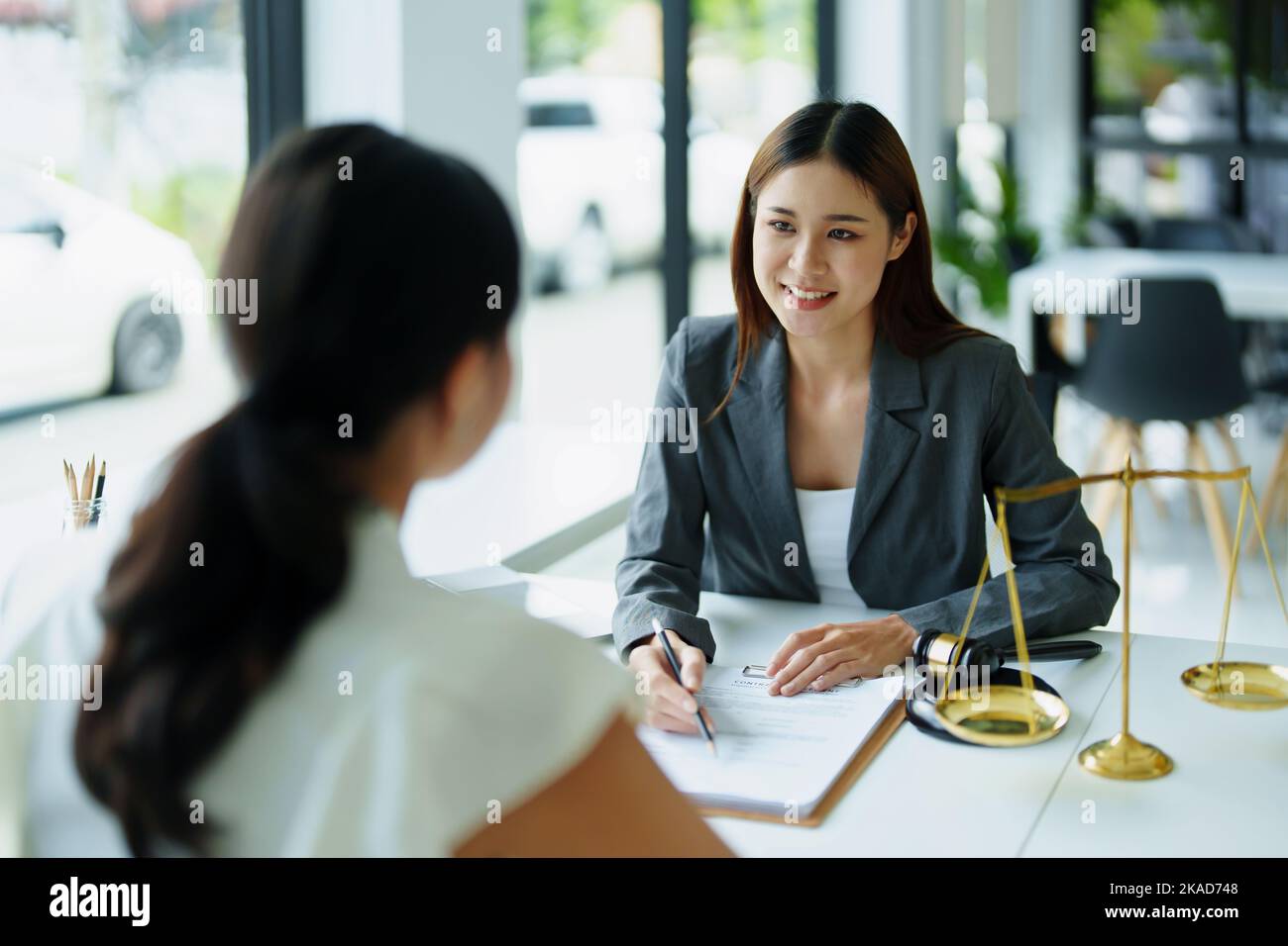 customers read important documents before signing signatures Stock ... customers read important documents before signing signatures Stock ...