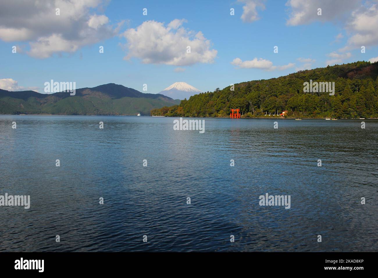 Mountain Fuji and Lake Ashinoko with Hakone temple on a autumn day ...