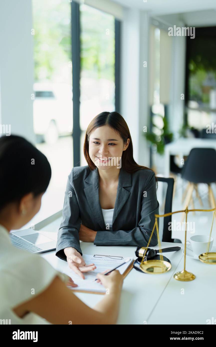 lawyers and clients are signing important contract documents Stock ...
