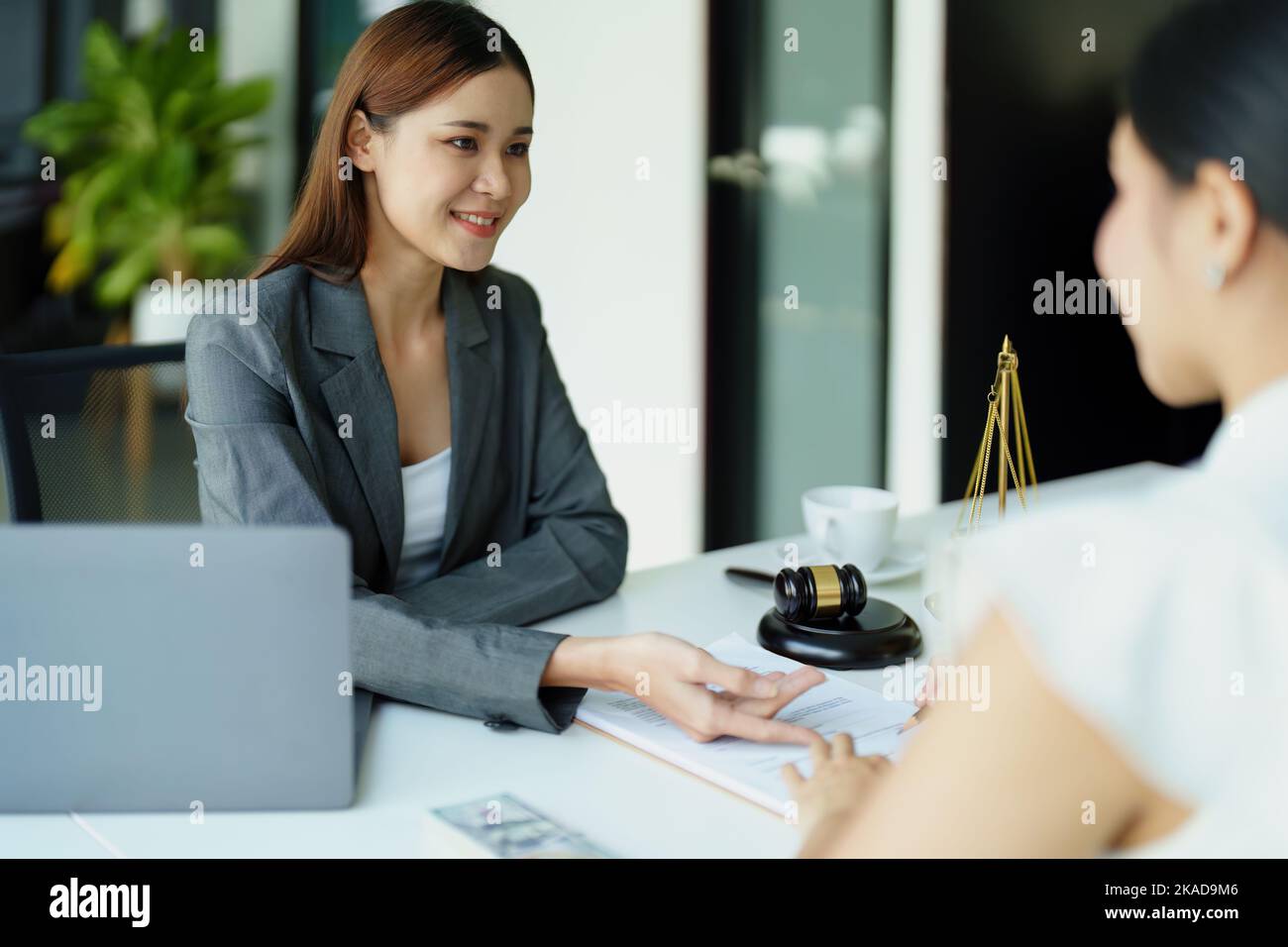 lawyers and clients are signing important contract documents Stock ...
