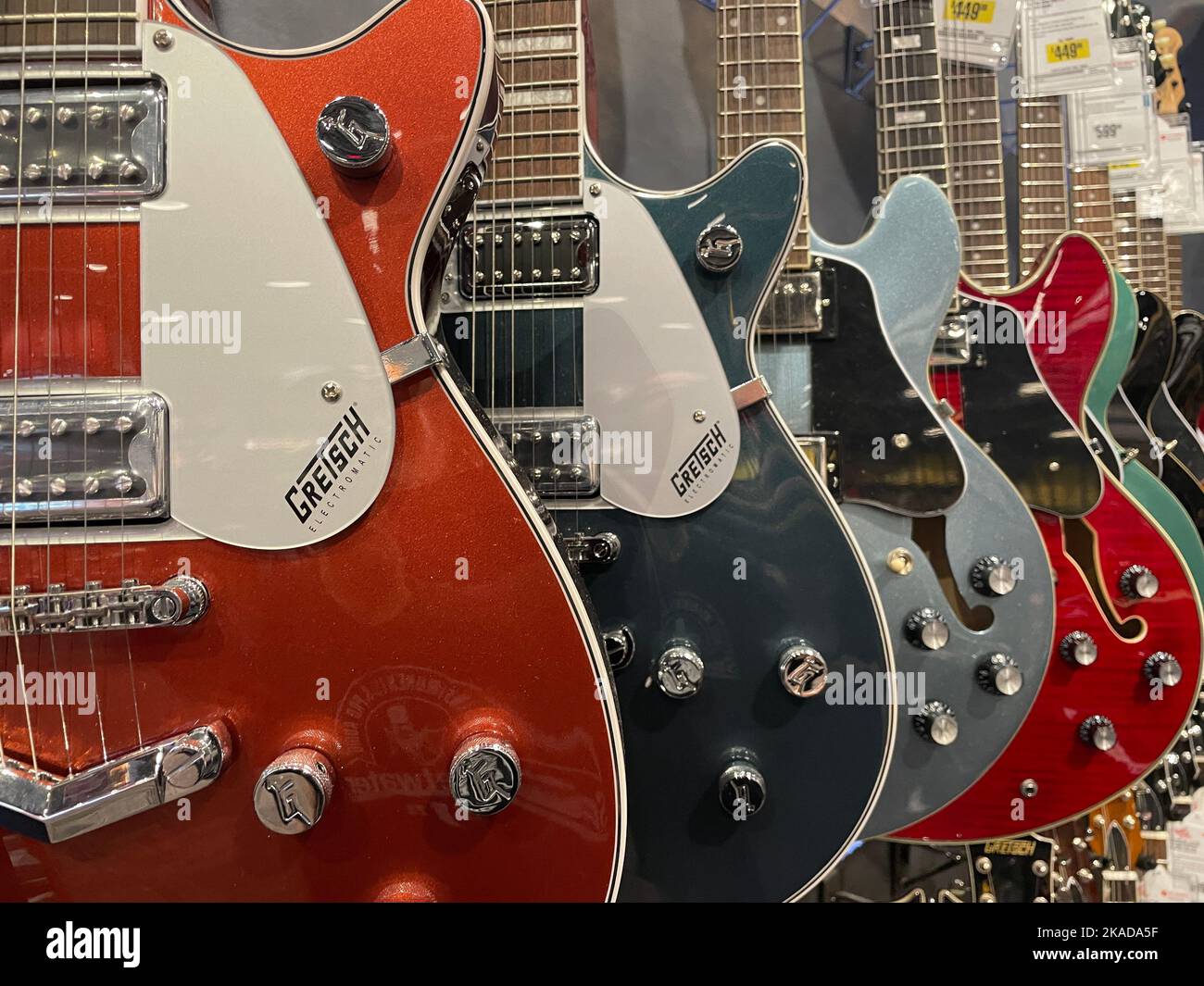 Augusta, Ga USA - 04 18 22: Guitar Center retail store Les pal style ...