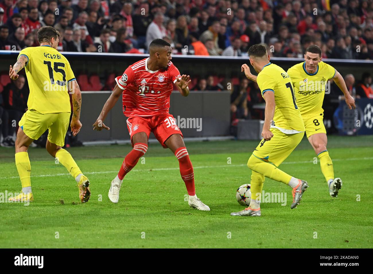From left: Francesco ACERBI (Milan), Ryan GRAVENBERCH (FC Bayern Munich ...