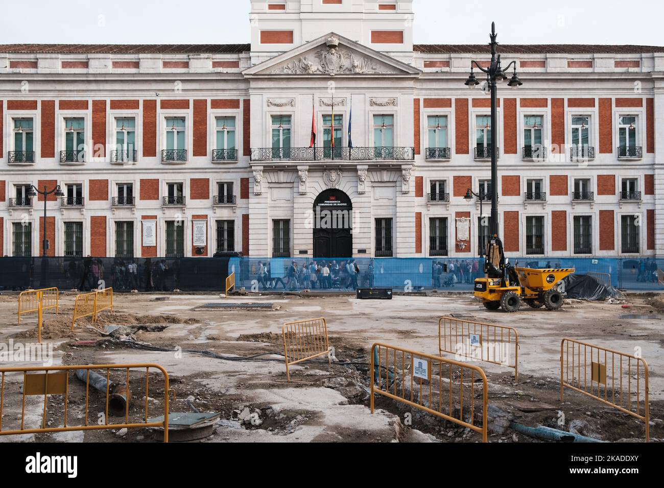 royal postal service building face forward the sol square, there is ...