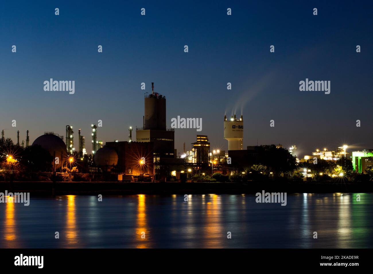 Night scene of BASF in Ludwigshafen with the Rhine in the foreground ...