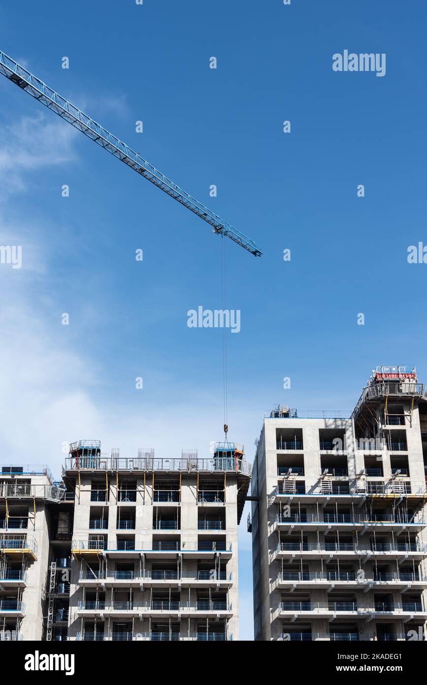 A vertical shot of a building site in the Principato di Monaco ...