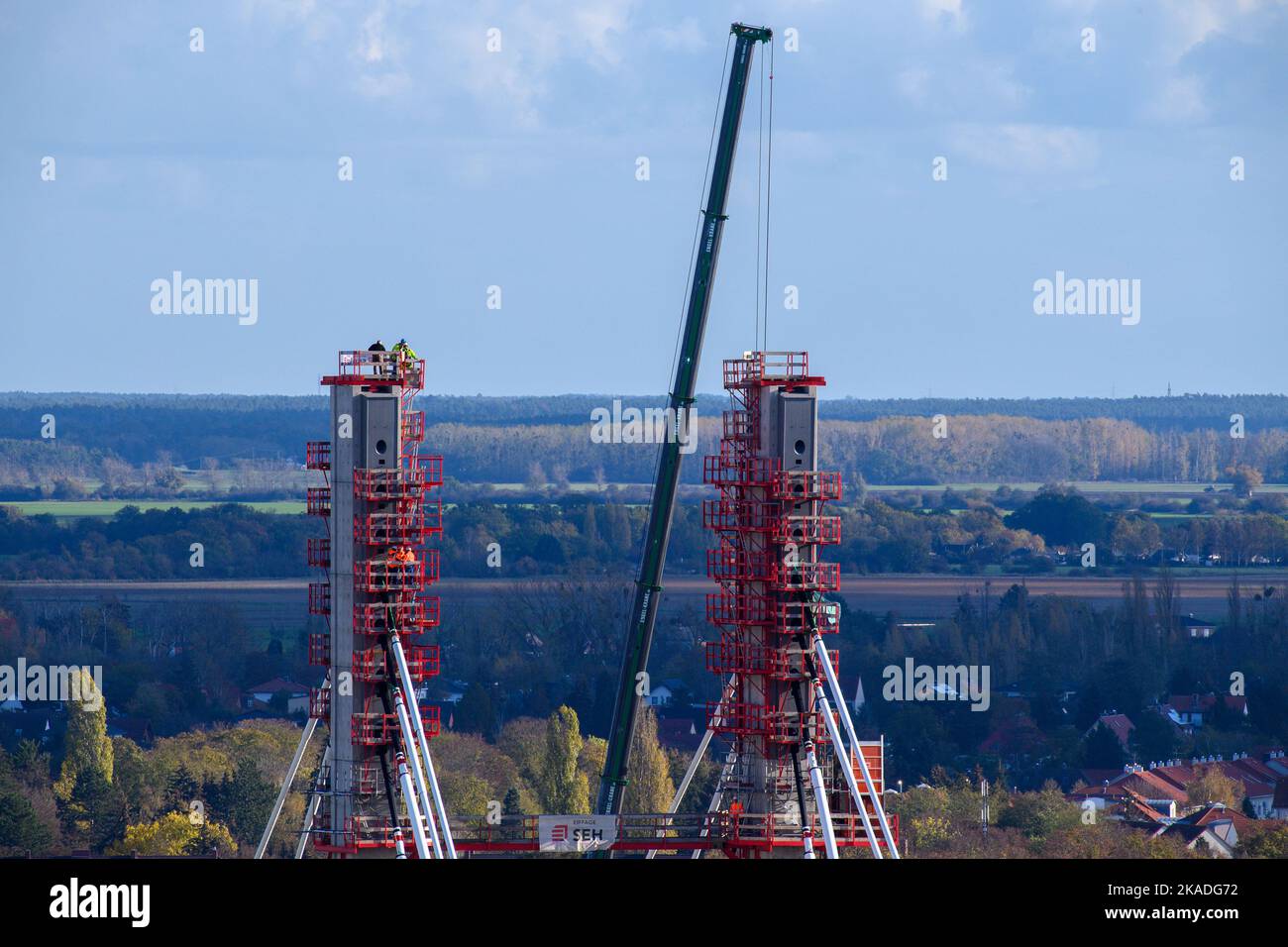 Magdeburg, Germany. 02nd Nov, 2022. A crane stands behind the pylons of ...