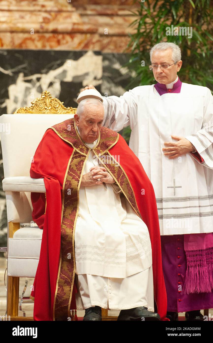 San pietro nel vaticano hi-res stock photography and images - Alamy