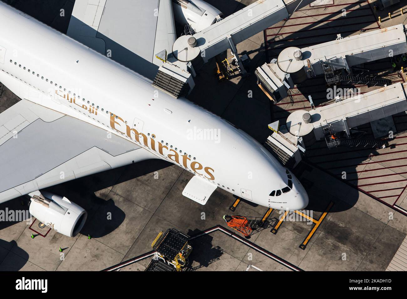 AIRBUS A380 EMIRATES The most heavy airport of the world, Los Angeles ...