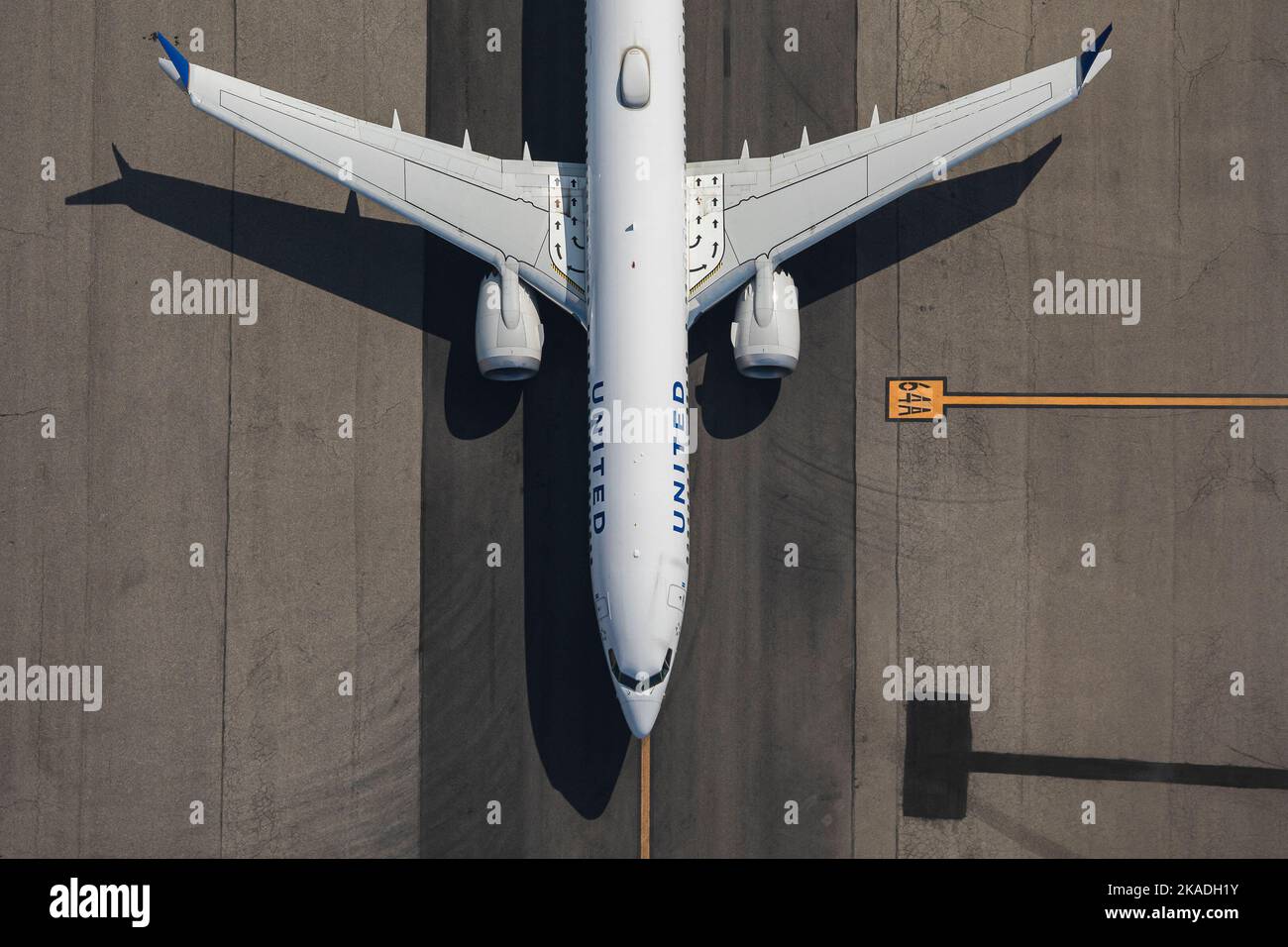 BOEING 737-900 MAX UNITED AIRLINES The most heavy airport of the world ...