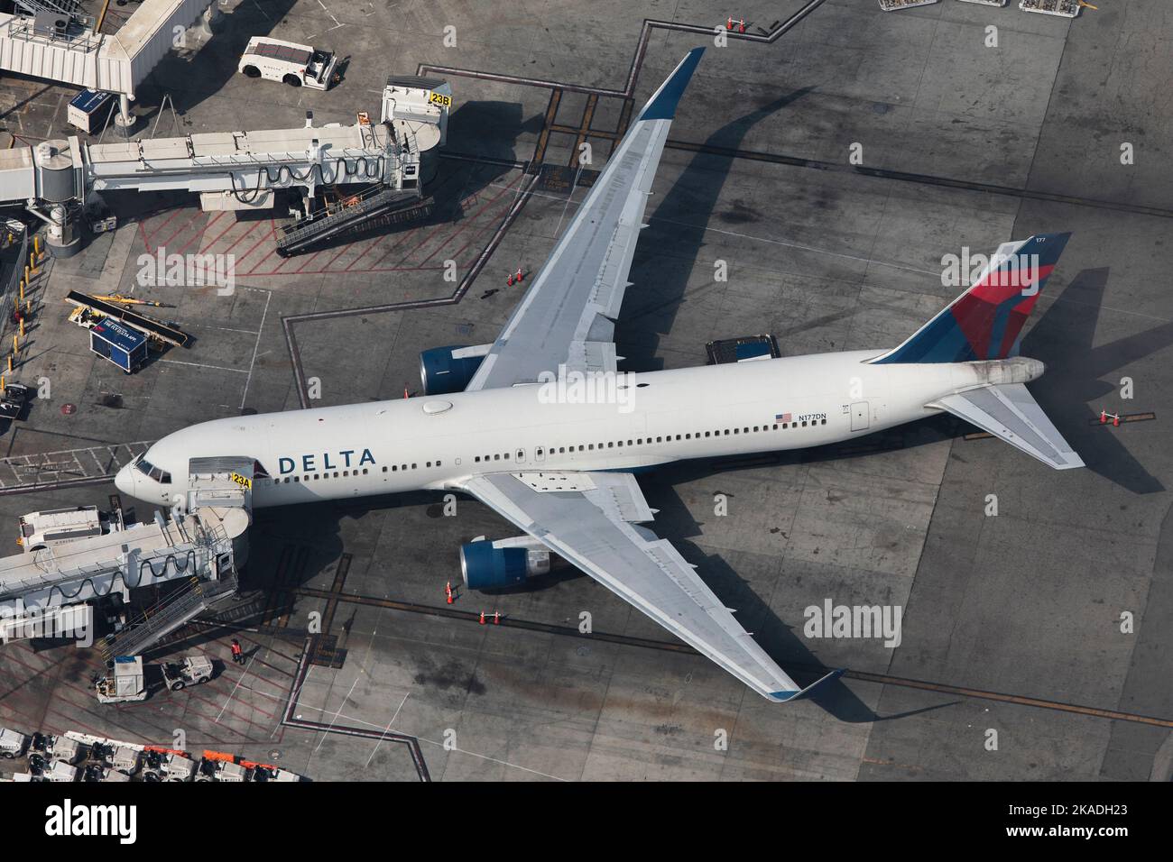 BOEING 767-300 DELTA AIRLINES The most heavy airport of the world, Los ...