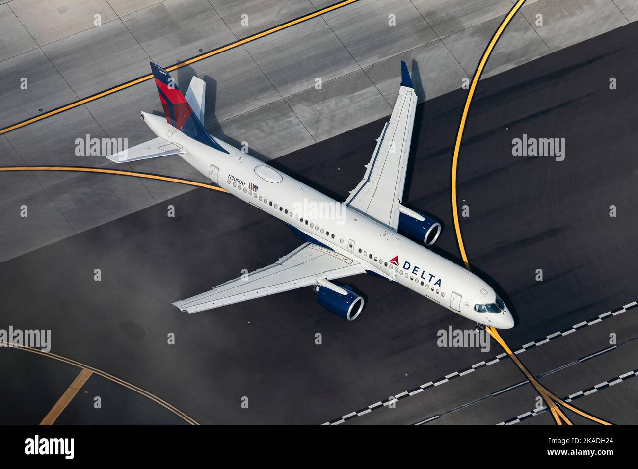 AIRBUS A220 DELTA AIRLINES The most heavy airport of the world, Los ...