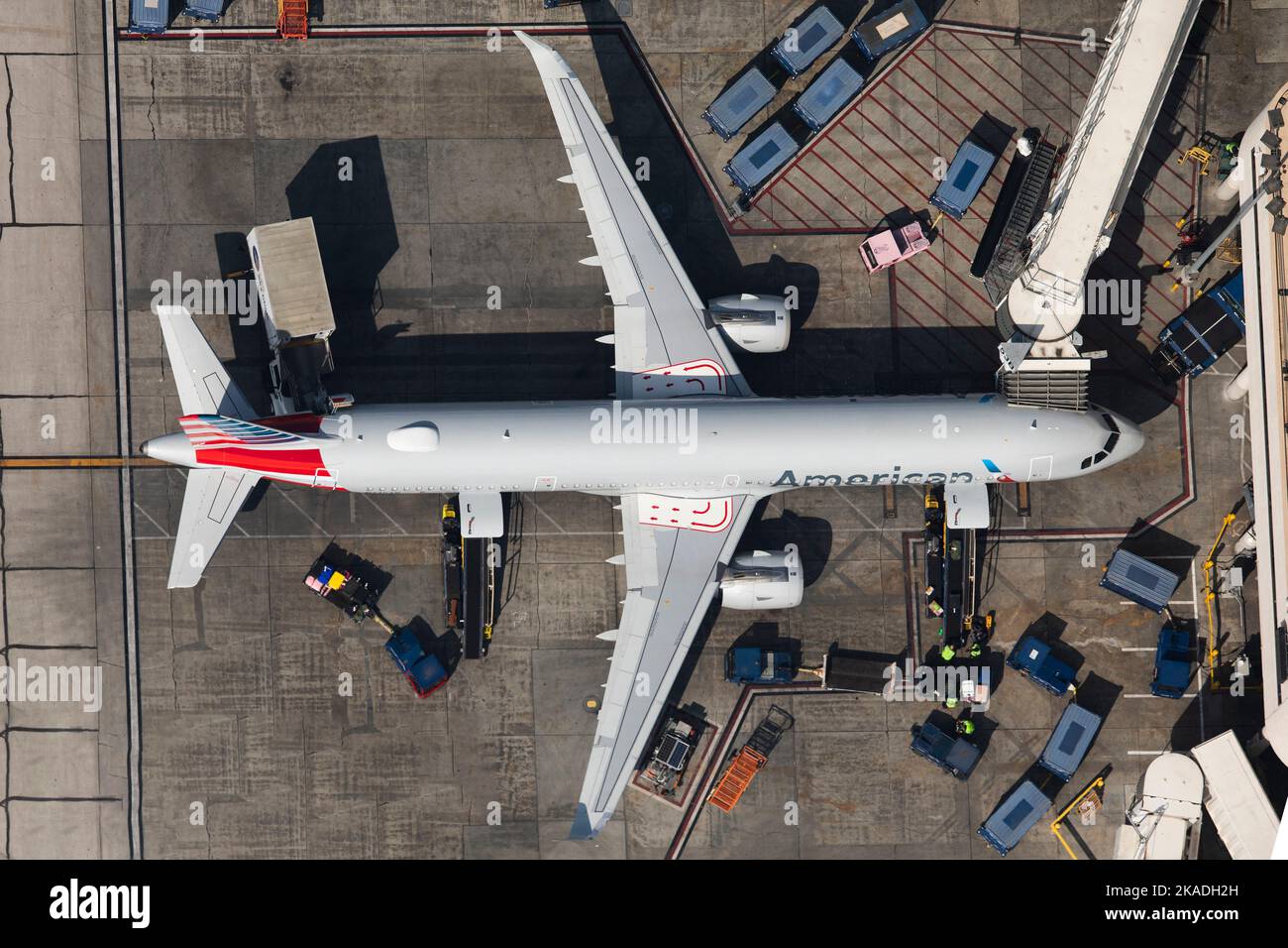 AIRBUS A321 AMERICAN AIRLINES The most heavy airport of the world, Los ...