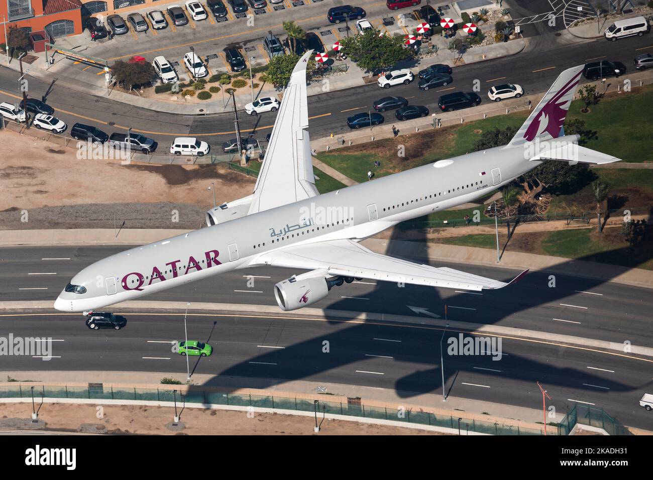 AIRBUS A350-1000 QATAR AIRWAYS The most heavy airport of the world, Los ...