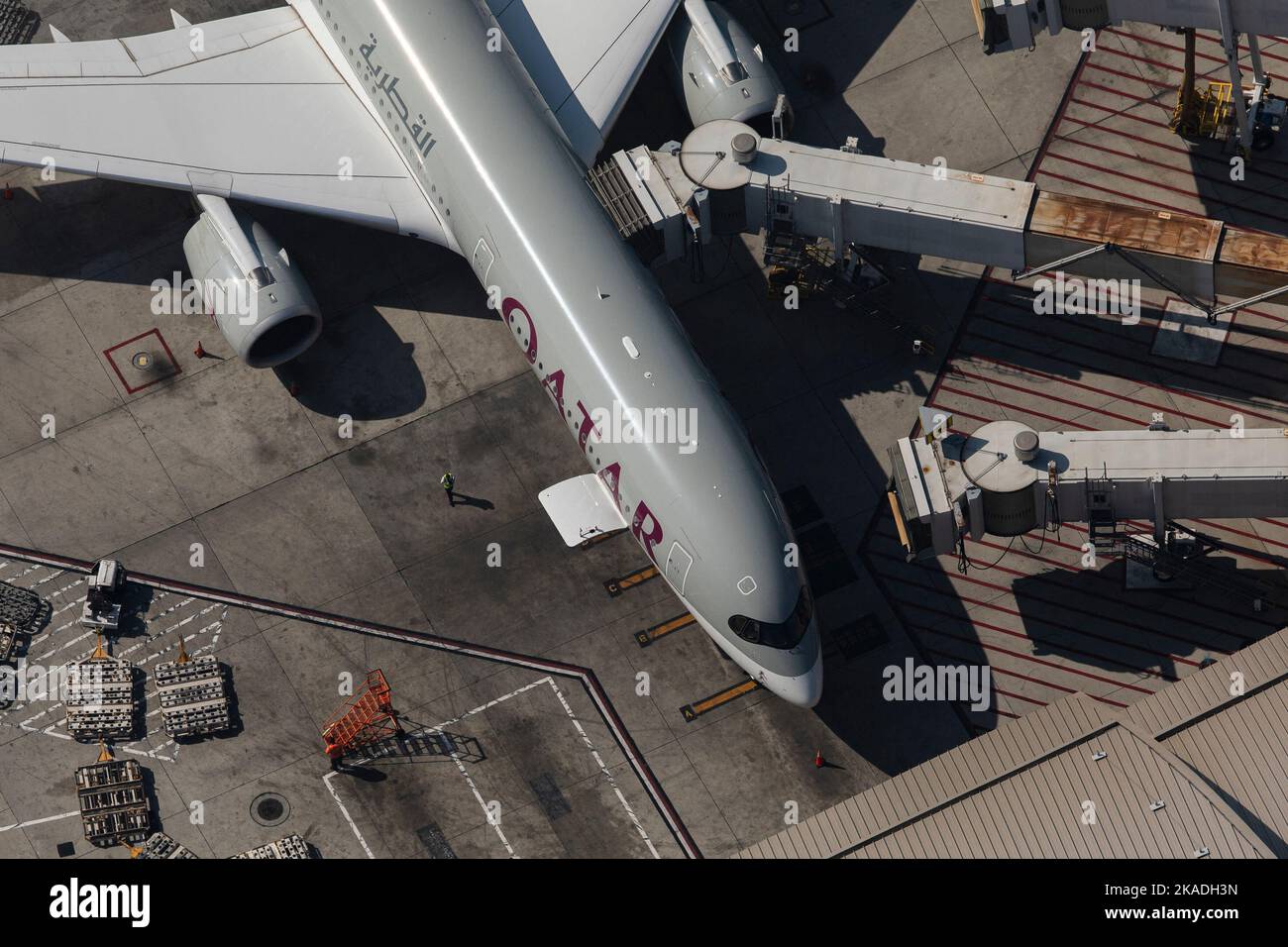 AIRBUS A350-1000 QATAR The most heavy airport of the world, Los Angeles ...