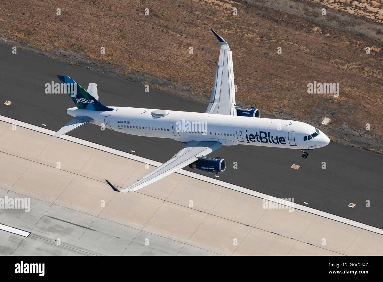 AIRBUS A321 JET BLUE The most heavy airport of the world, Los Angeles ...