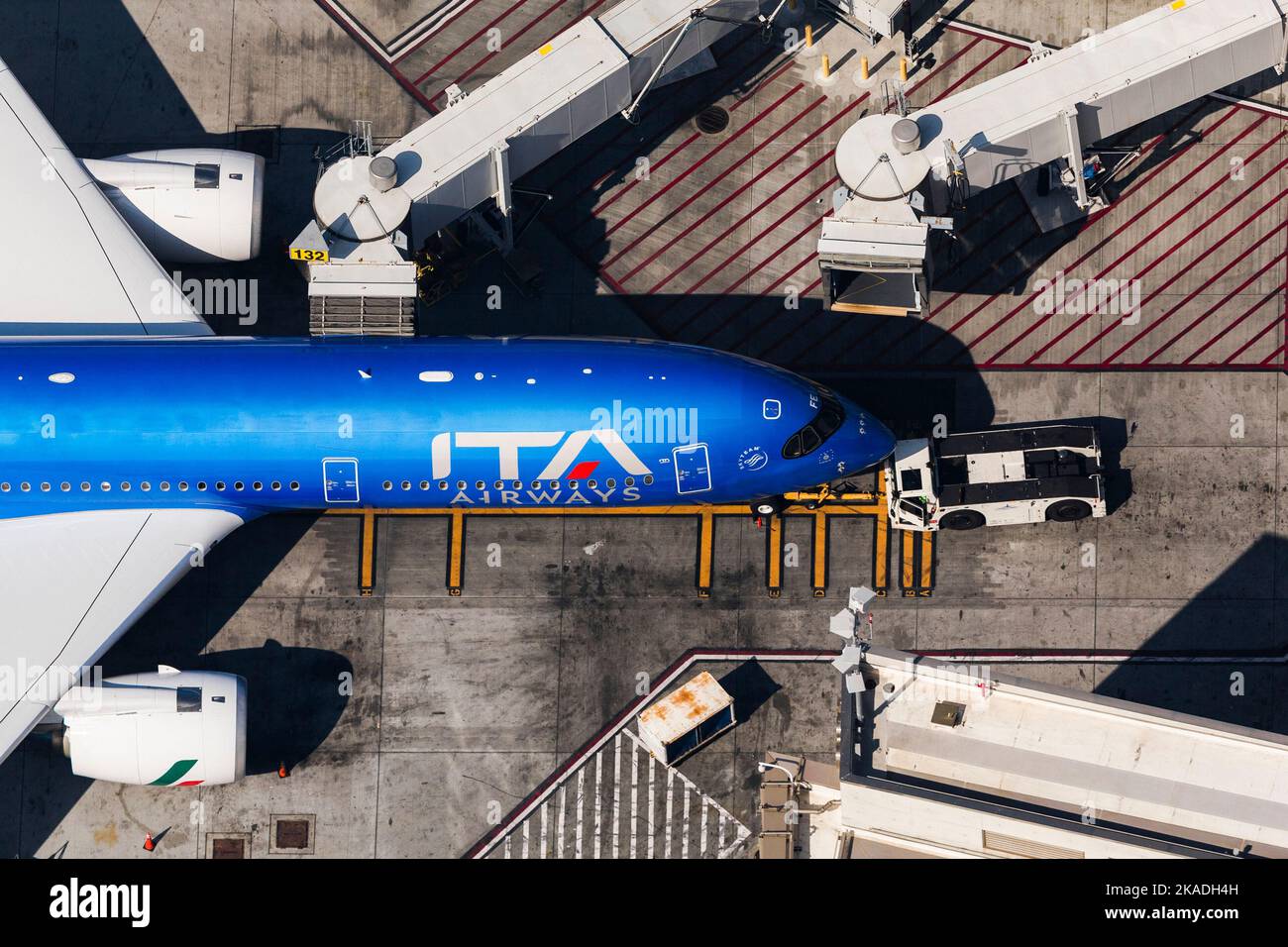 AIRBUS A350-900 ITA AIRWAYS The most heavy airport of the world, Los ...