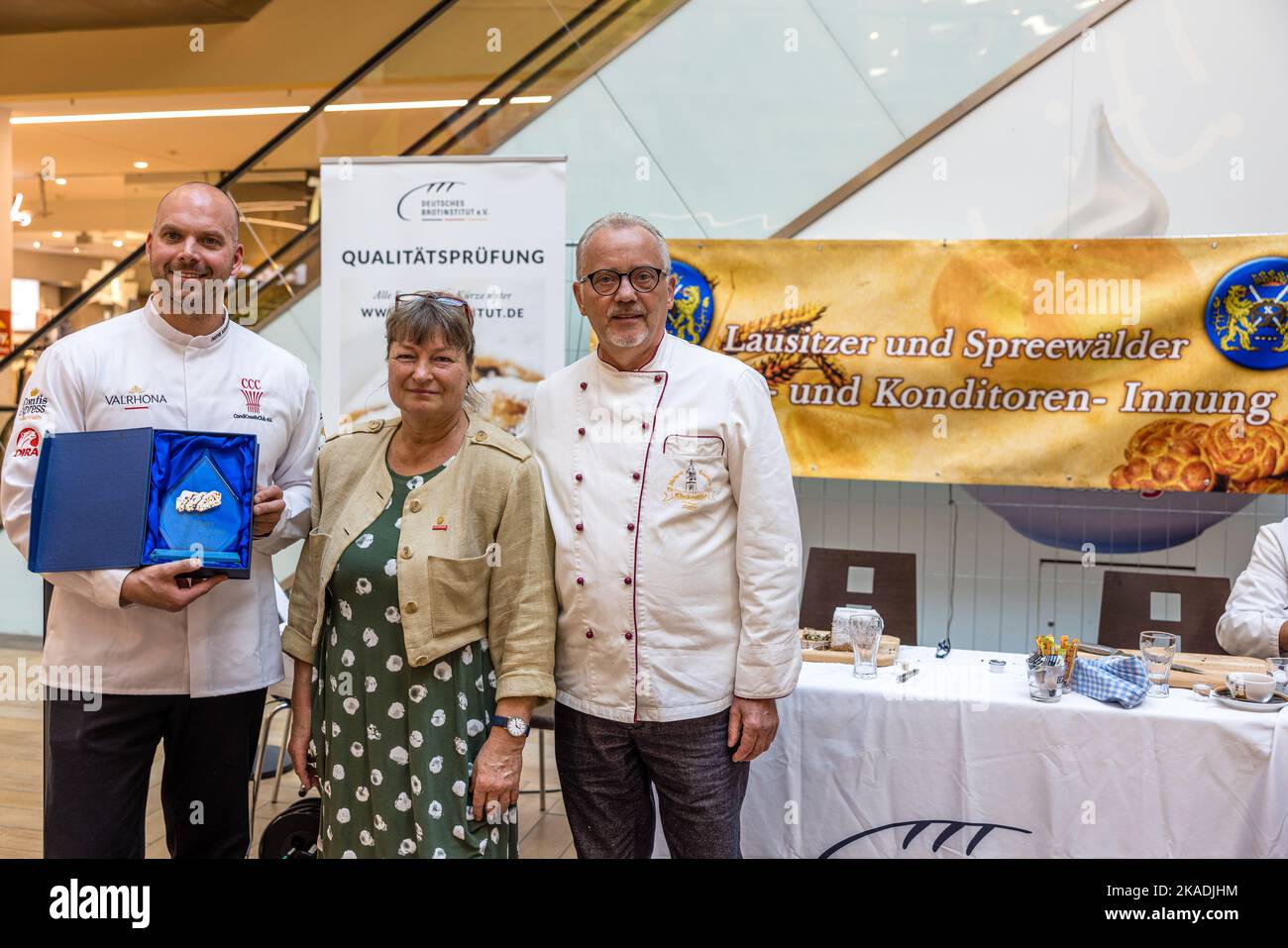 02 November 2022, Brandenburg, Cottbus: Rene Klinkmüller (l), owner of ...