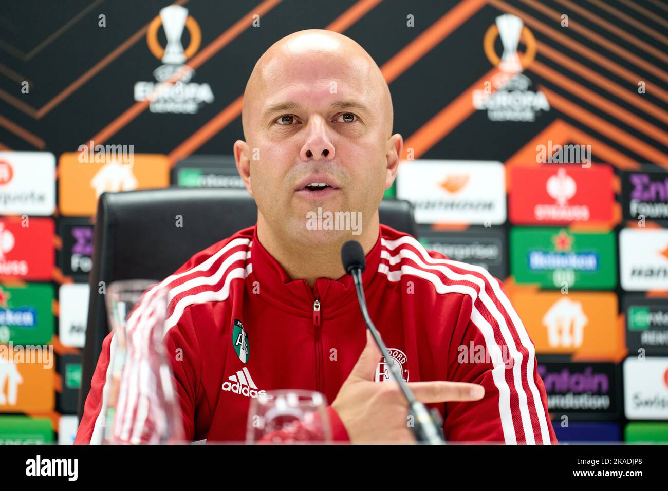 Rotterdam, Netherlands. 02/11/2022, Rotterdam - Feyenoord coach Arne ...