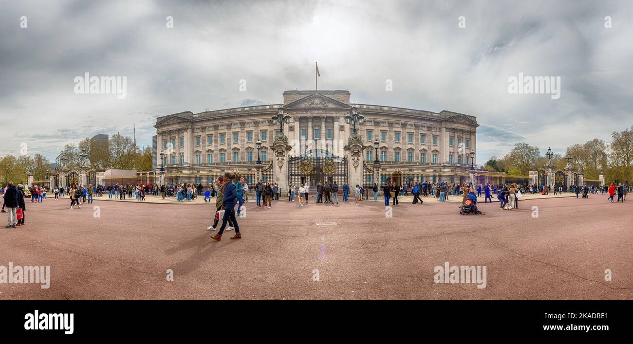 LONDON - APRIL 11, 2022: Scenic view with the facade of Buckingham ...