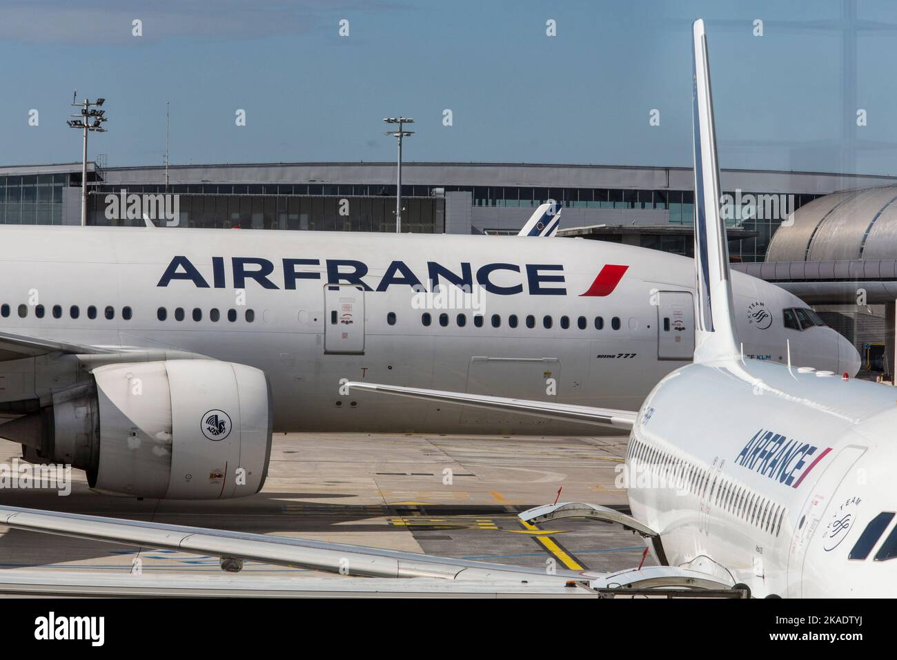 ROISSY CHARLES DE GAULLE AIRPORT AIR FRANCE PLANES Stock Photo - Alamy