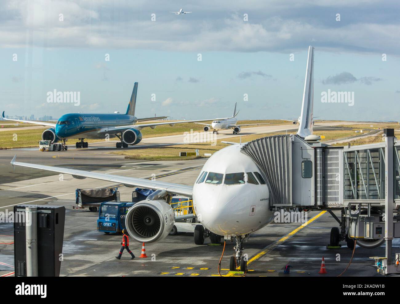 ROISSY CHARLES DE GAULLE AIRPORT AIR FRANCE PLANES Stock Photo - Alamy
