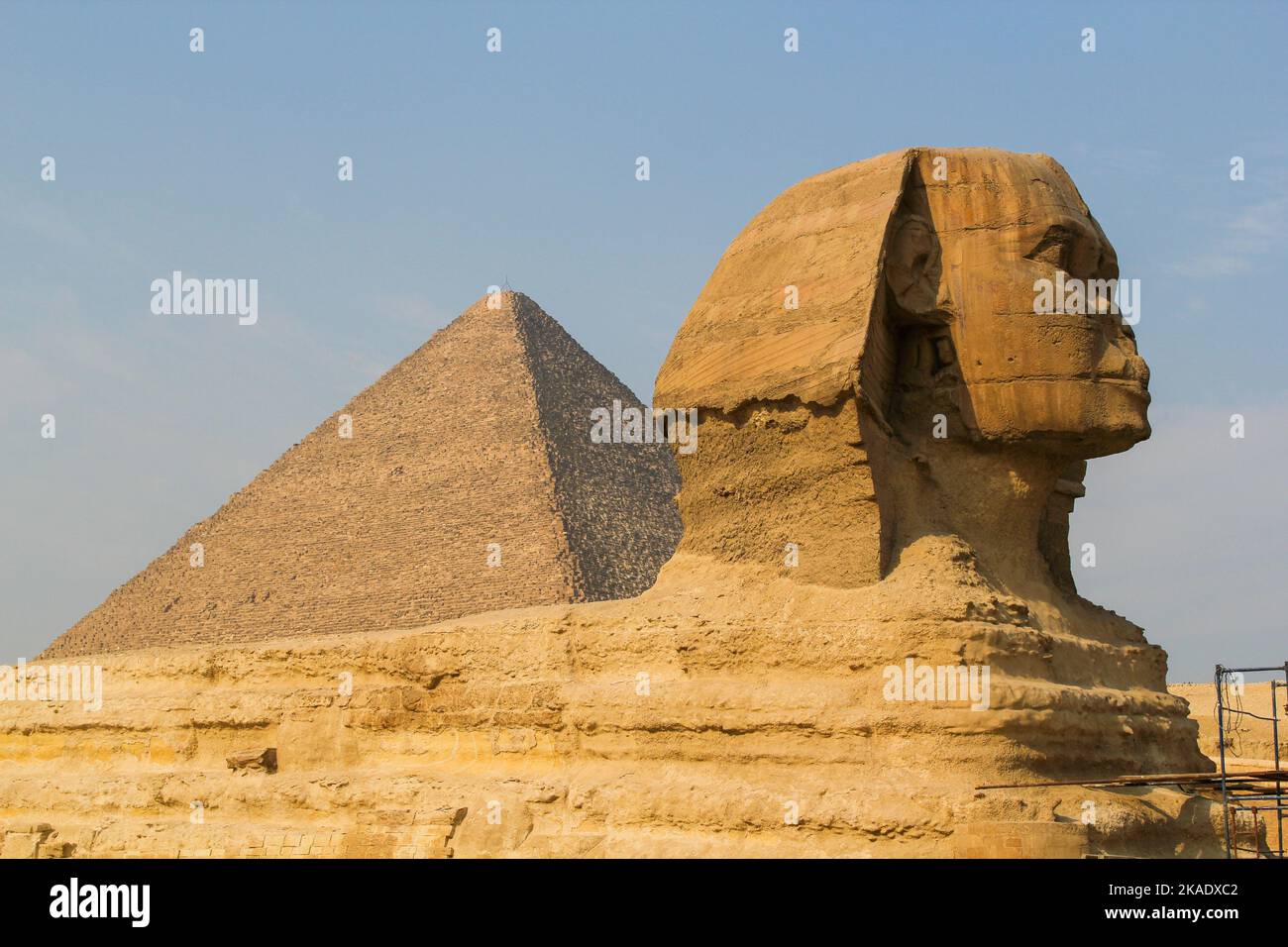 A side view of the Great Sphinx Giza and the Great Pyramid in the ...
