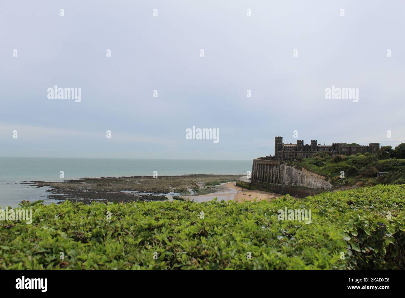 The Kingsgate Castle and Kingsgate Bay in Kent, England Stock Photo - Alamy