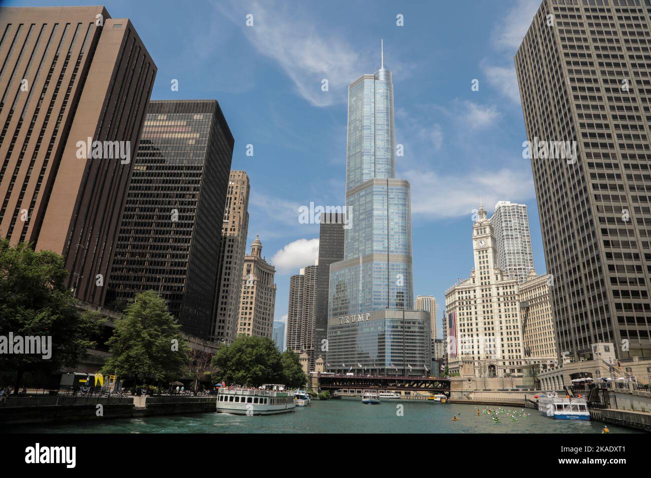 Downtown chicago office towers hi-res stock photography and images - Alamy