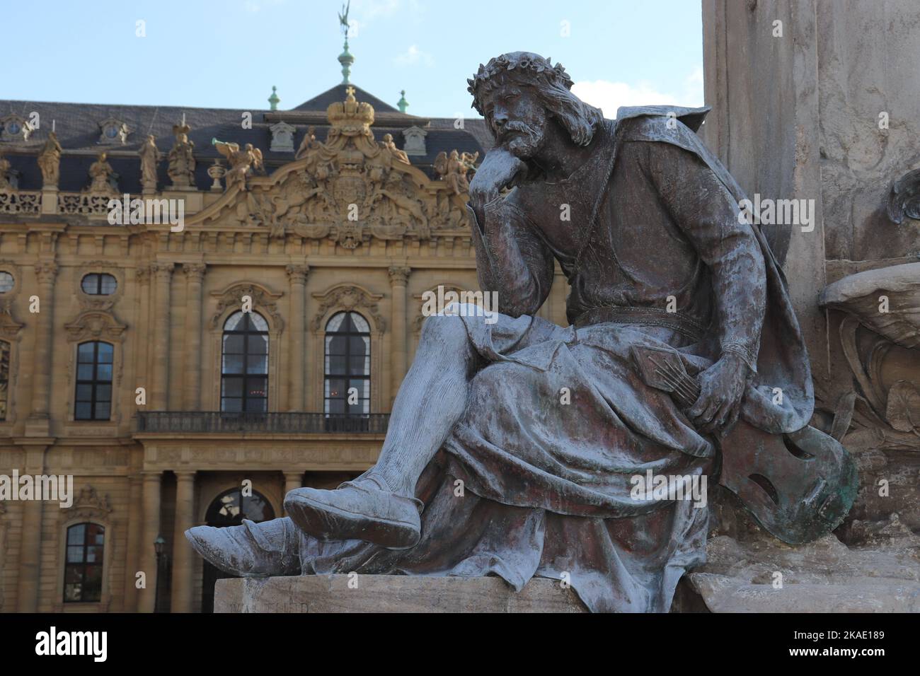 Skulptur des Minnesängers Walter von der Vogelweide am Franconiabrunnen ...