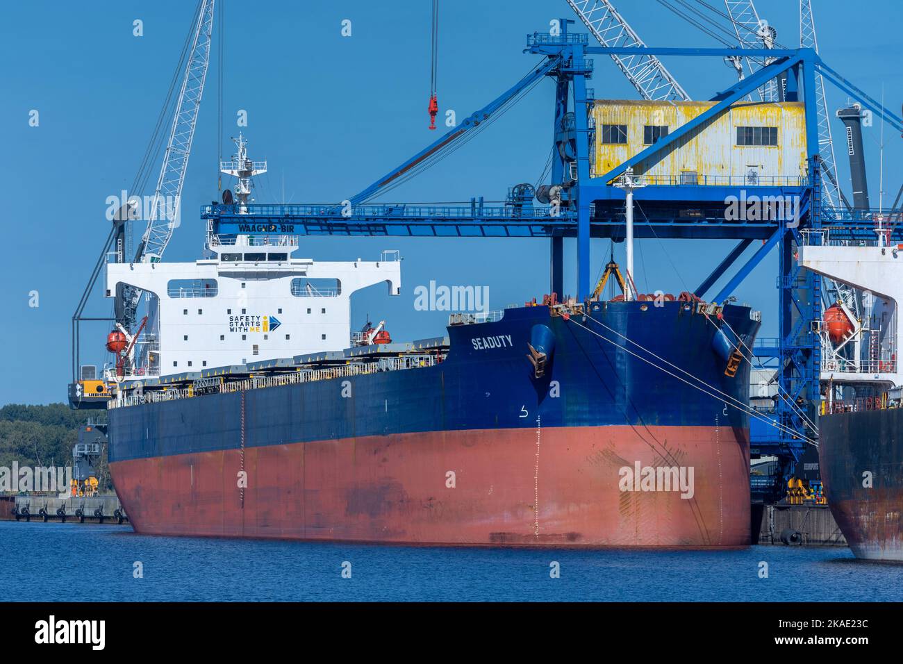 Rostock, Germany. 22nd Sep, 2022. The 229-meter-long bulk carrier ...