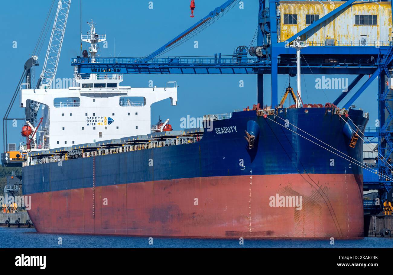 Rostock, Germany. 22nd Sep, 2022. The 229-meter-long bulk carrier ...