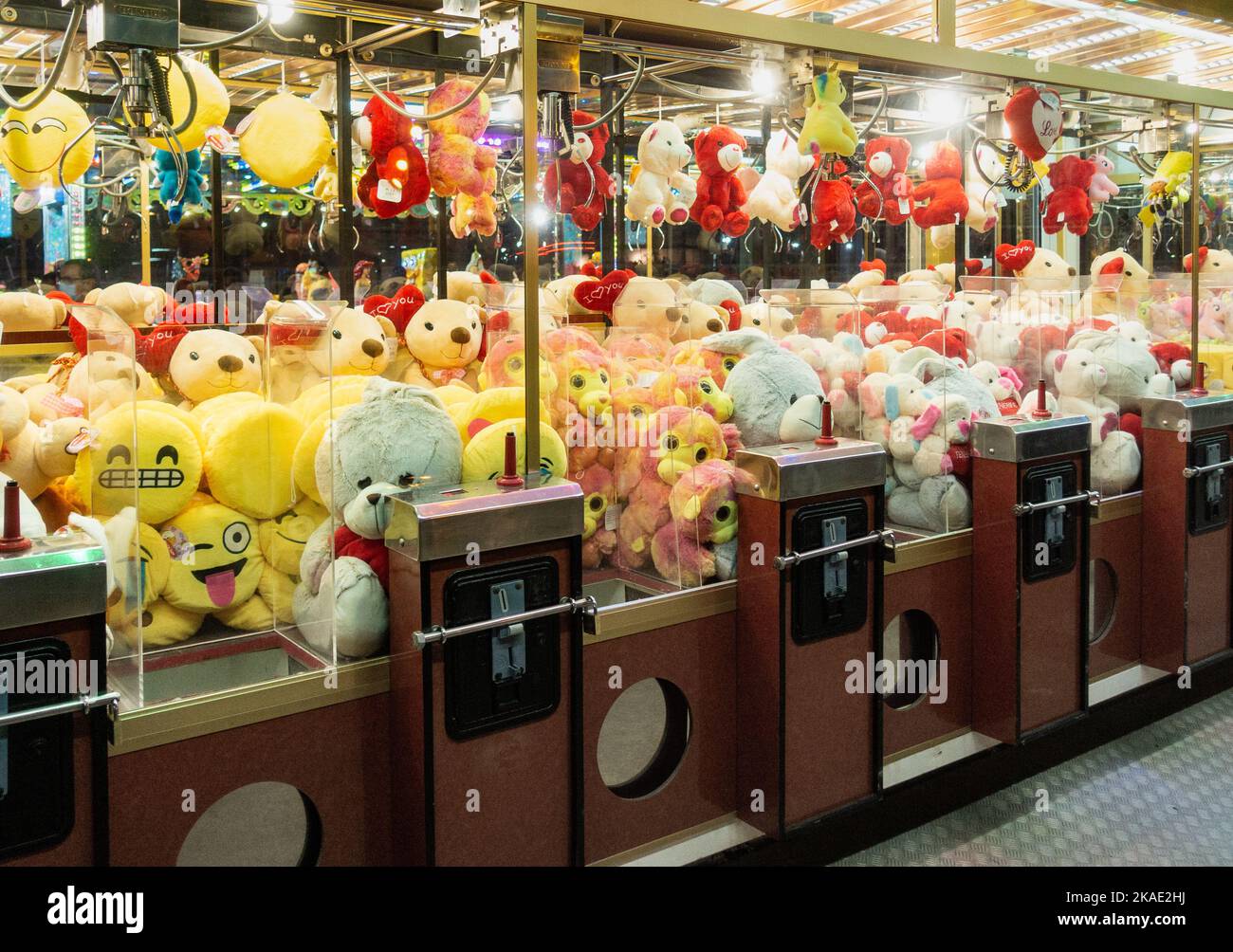 Crane machine funfair hi-res stock photography and images - Alamy