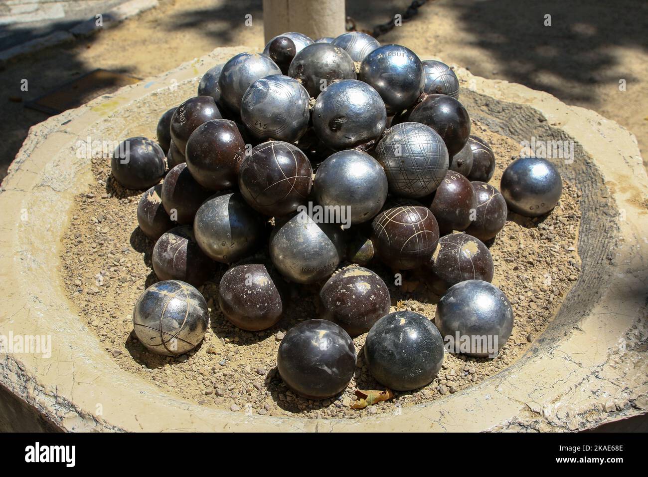 Silver balls statue hi-res stock photography and images - Alamy
