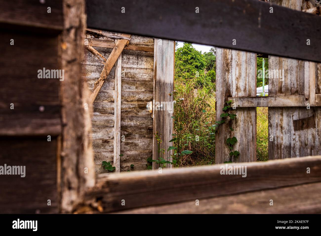 Door open a crack hi-res stock photography and images - Alamy