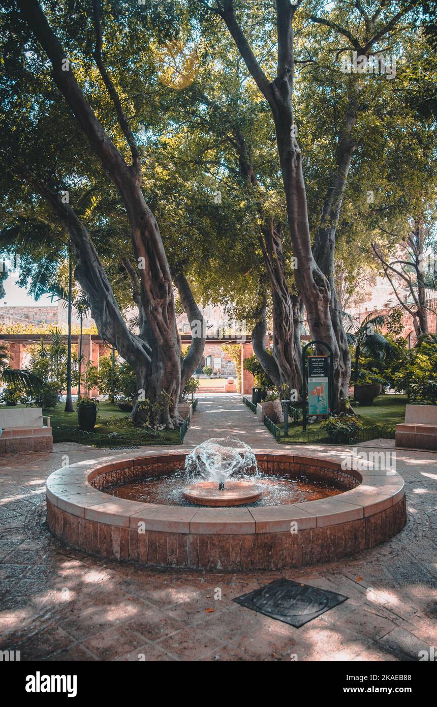 Small round fountain hi-res stock photography and images - Alamy