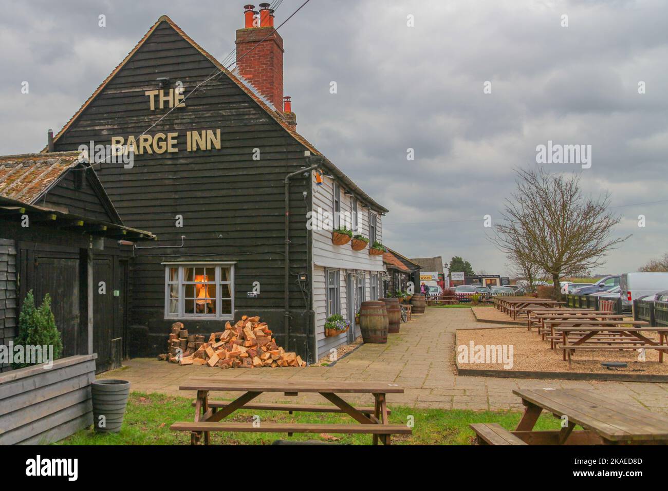 The Barge Inn, Battlesbridge, UK. Historic pub, weatherboarded. Listed ...