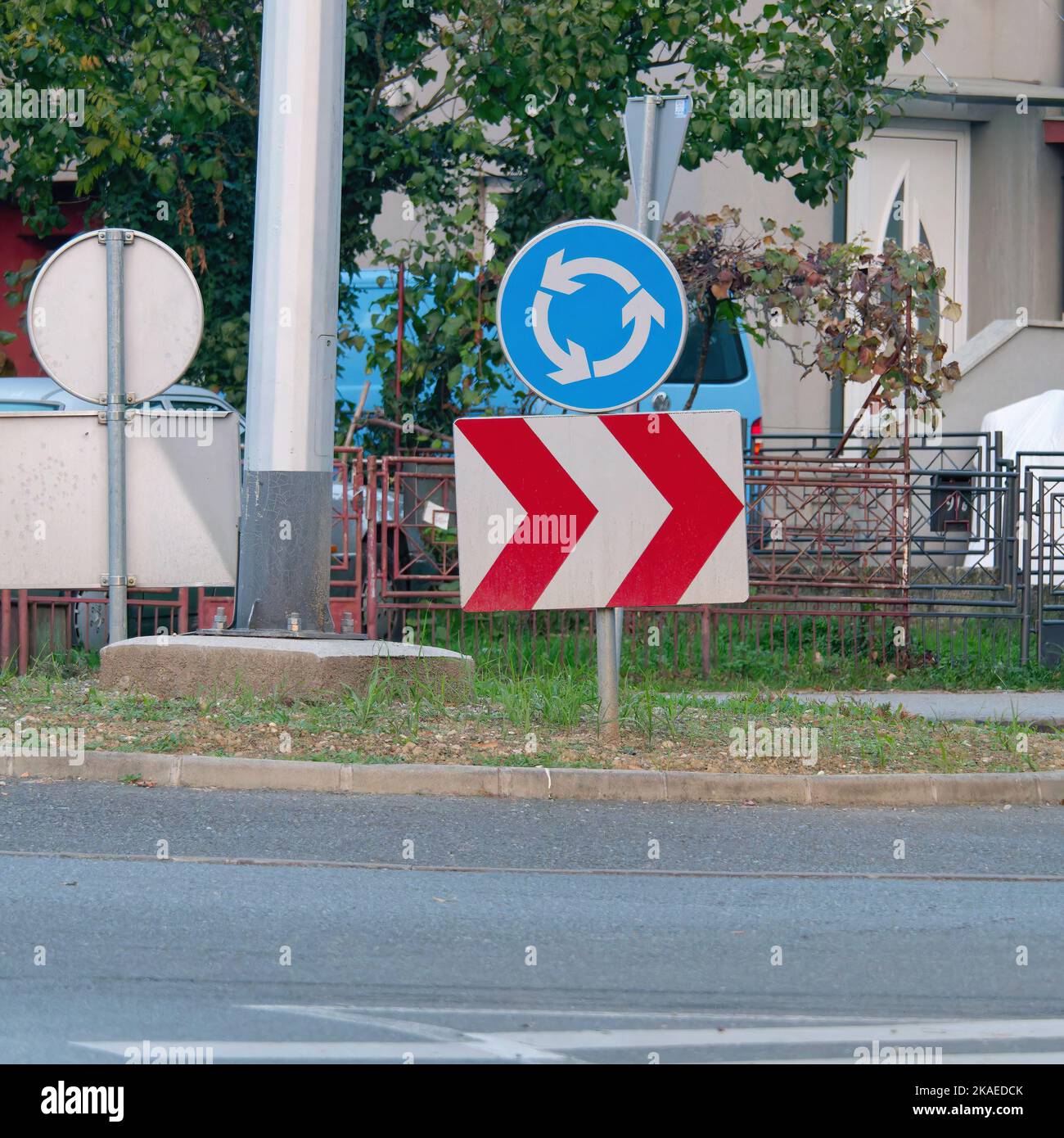 White roundabout hi-res stock photography and images - Alamy