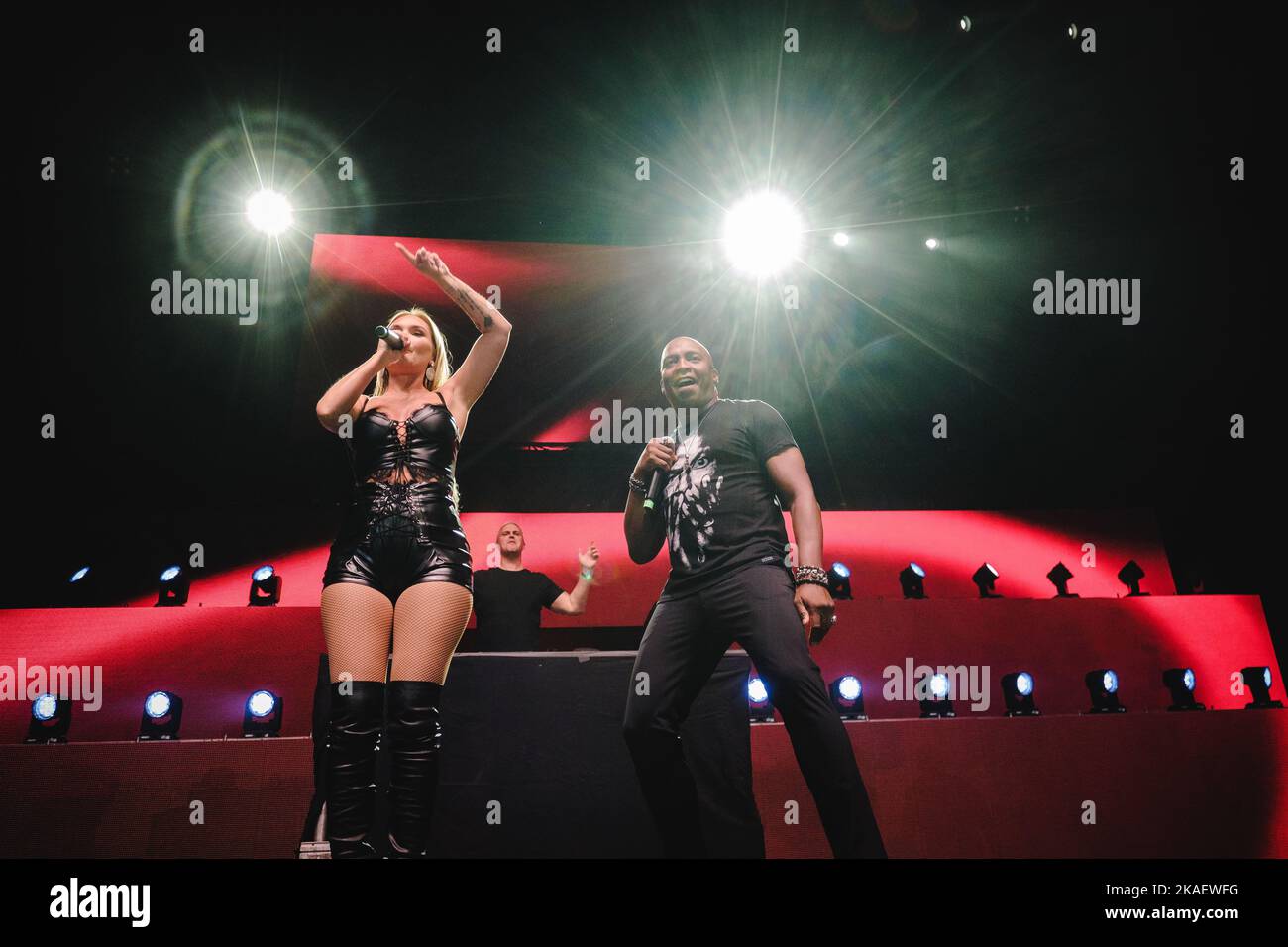 Mega 90s party hi-res stock photography and images - Alamy