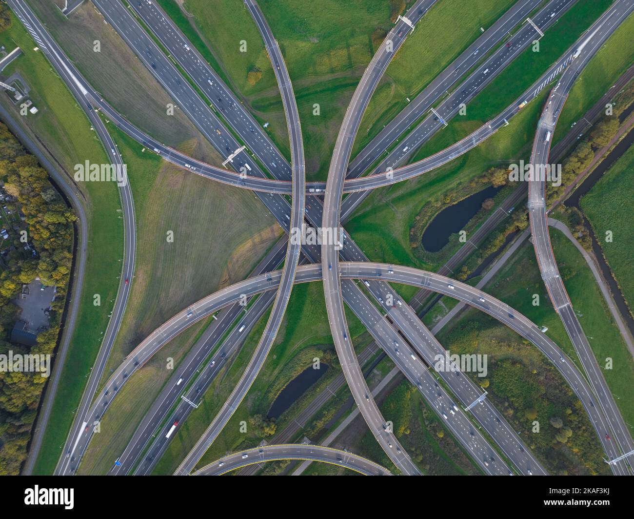 Flyover traffic roundabout interchange road hi-res stock photography ...