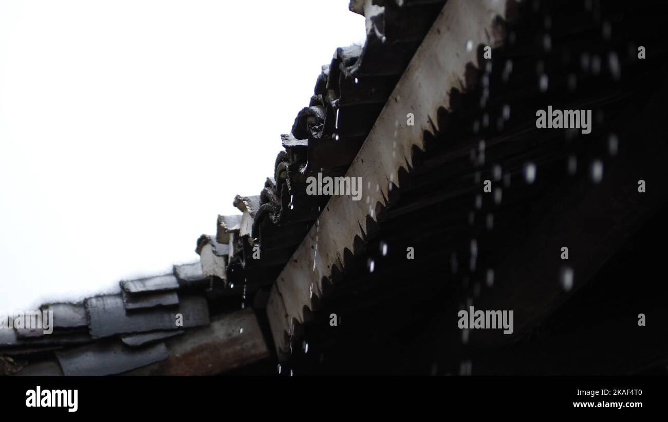 Rain falling from roof hi-res stock photography and images - Alamy