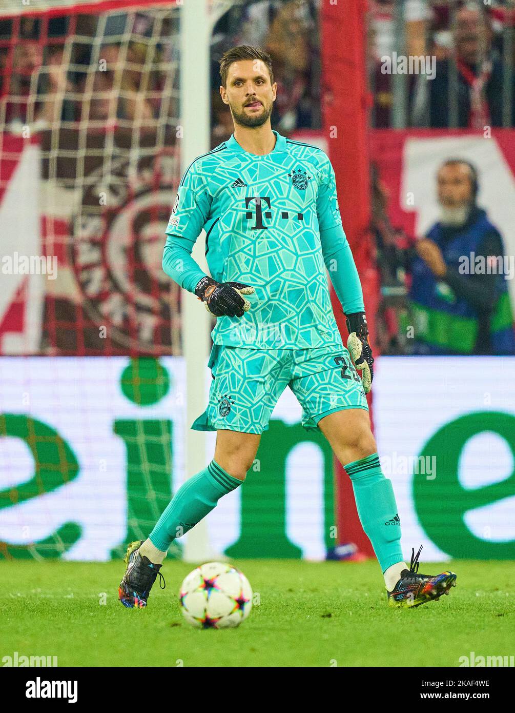 Munich, Germany. 01st Nov, 2022. Sven ULREICH, FCB 26 goalkeeper, in ...