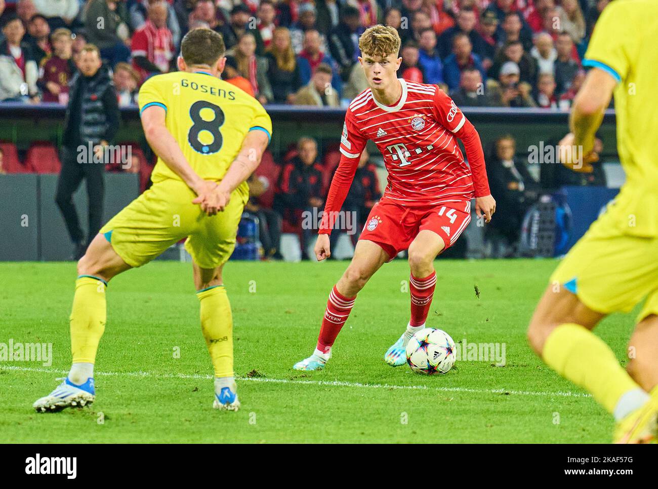 Munich, Germany. 01st Nov, 2022. Paul Wanner, FCB 14 compete for the ball, tackling, duel ...