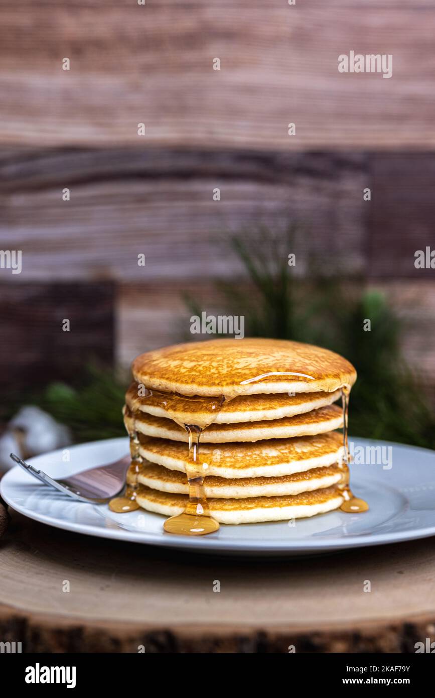 Golden berry maple syrup plate hi-res stock photography and images - Alamy