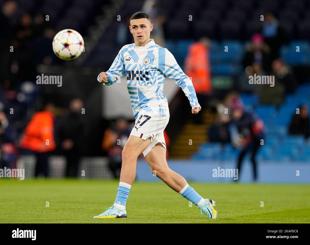 Manchester, UK. 2nd Nov, 2022. Phil Foden of Manchester City warms up ...