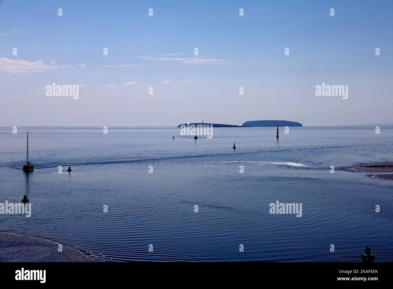 Boats coming in to harbour with Flat Holm island on the horizon ...