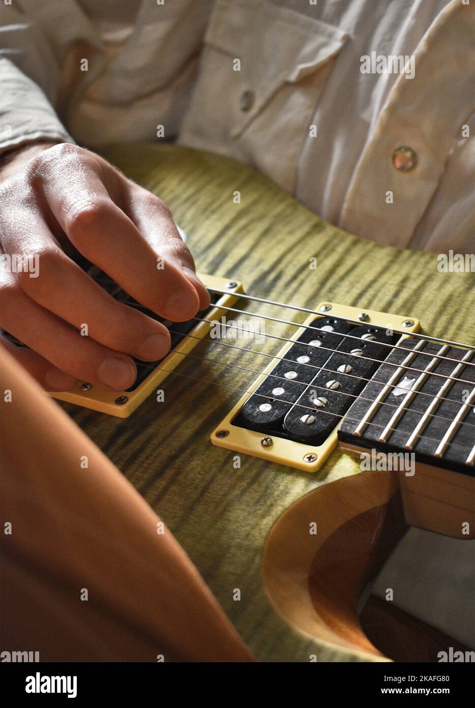 A human hand playing electric guitar Stock Photo - Alamy