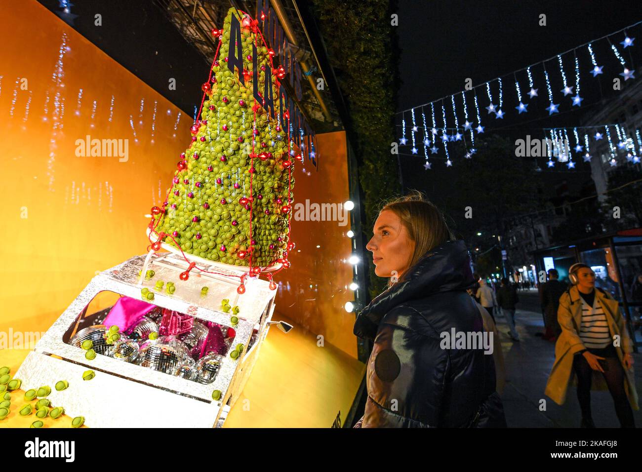 EDITORIAL USE ONLYÊ A member of the public looks at the Selfridges shop ...
