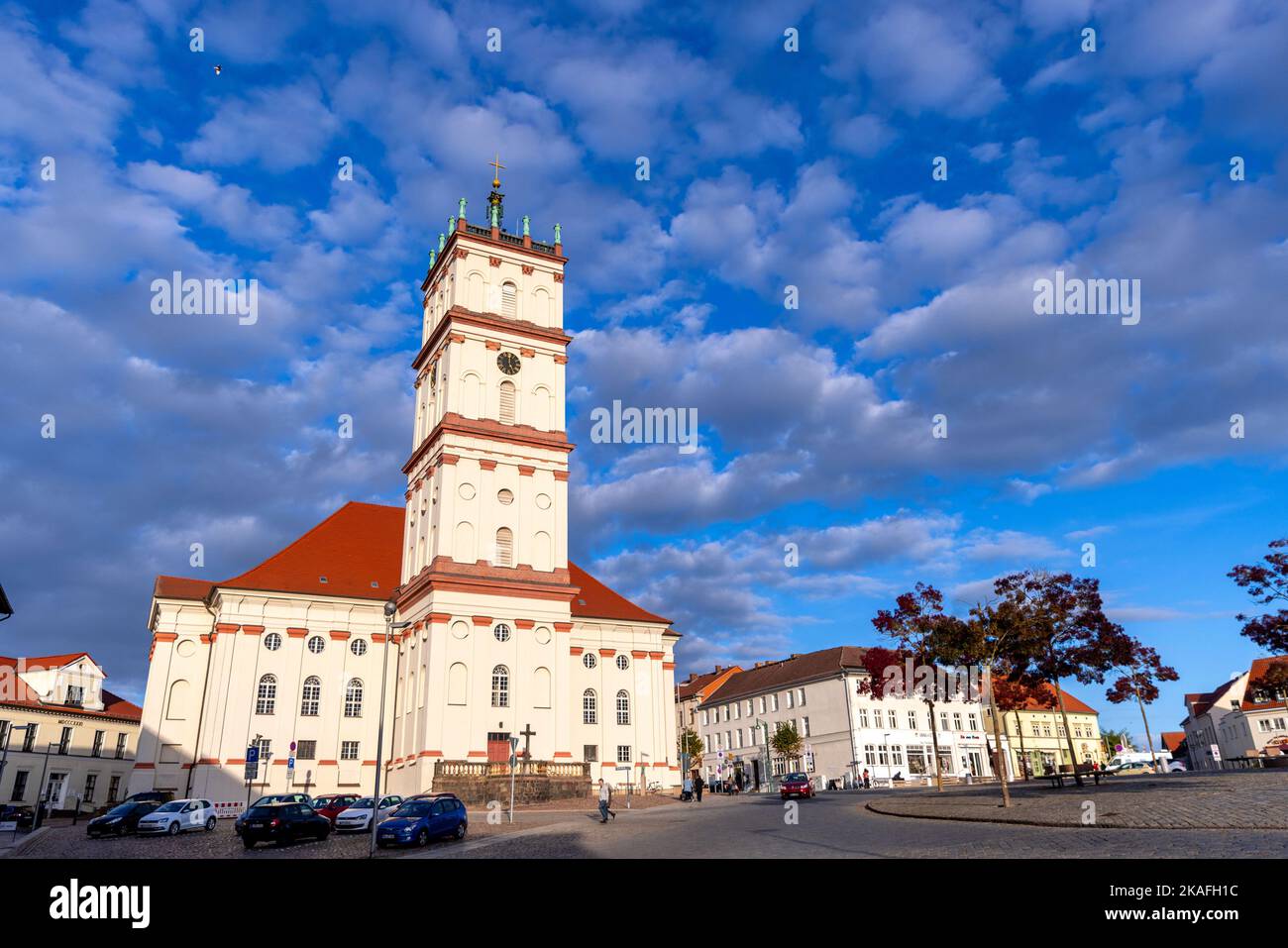 Neustrelitz, Germany. 11th Oct, 2022. The town church is illuminated by ...